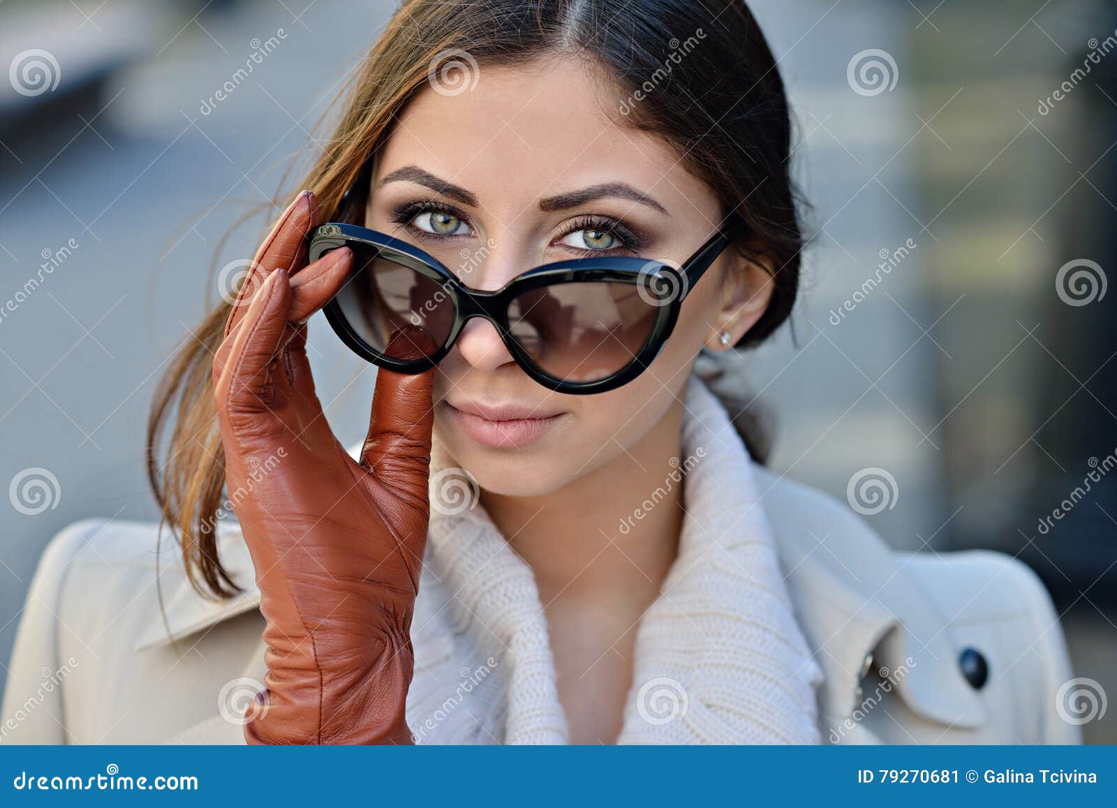 Modieus Portret Van Dame Met Lang Haar in Stad Beeld Van Br Stock ...