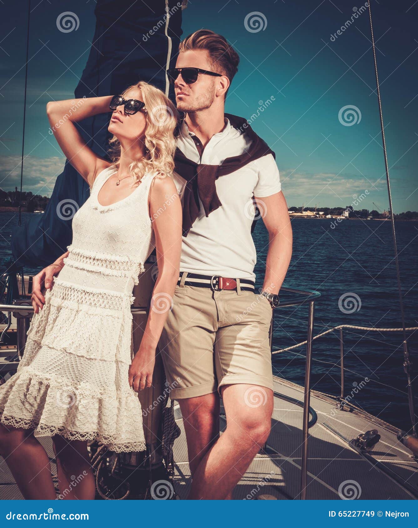 Modieus rijk paar op jacht stock afbeelding. Image of kleding - 65227749