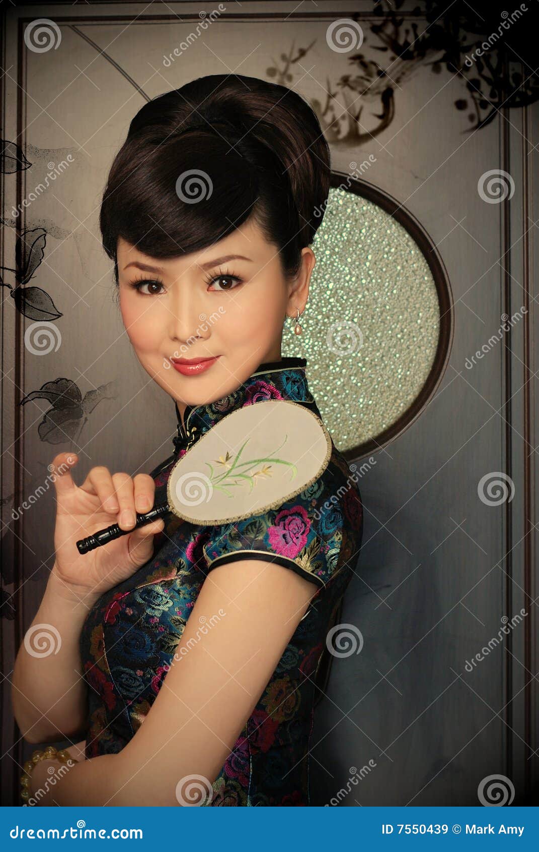 Modieuze Chinese Vrouw Met Een Ventilator Stock Afbeelding - Image of ...
