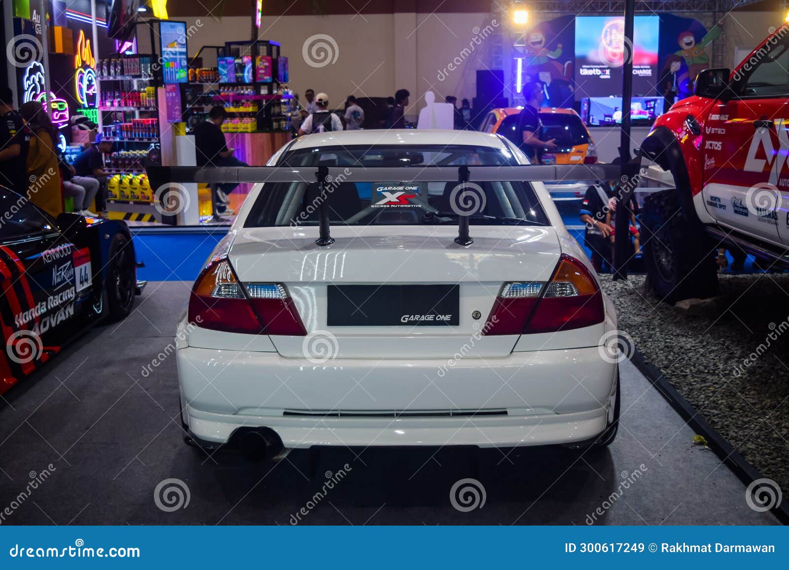 Modified White Mitsubishi Lancer Evolution V in Indonesia Modification ...