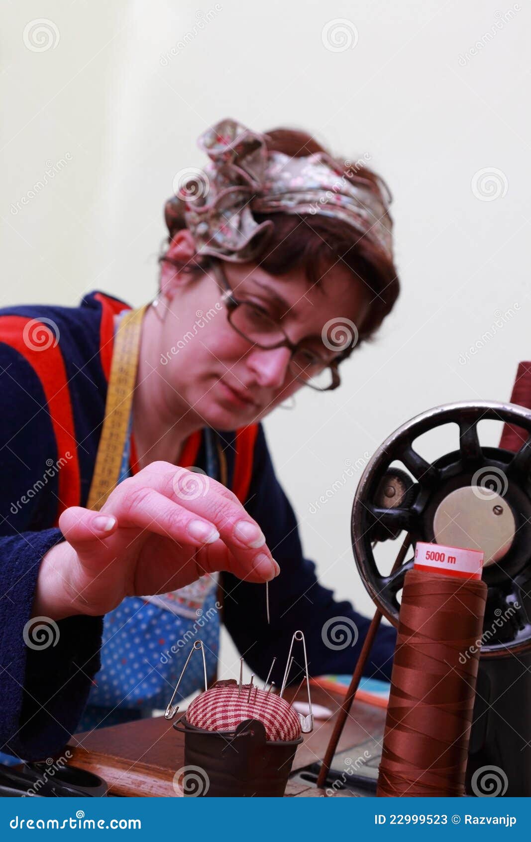 Modista imagen de archivo. Imagen de costura, arte, amortiguador - 22999523