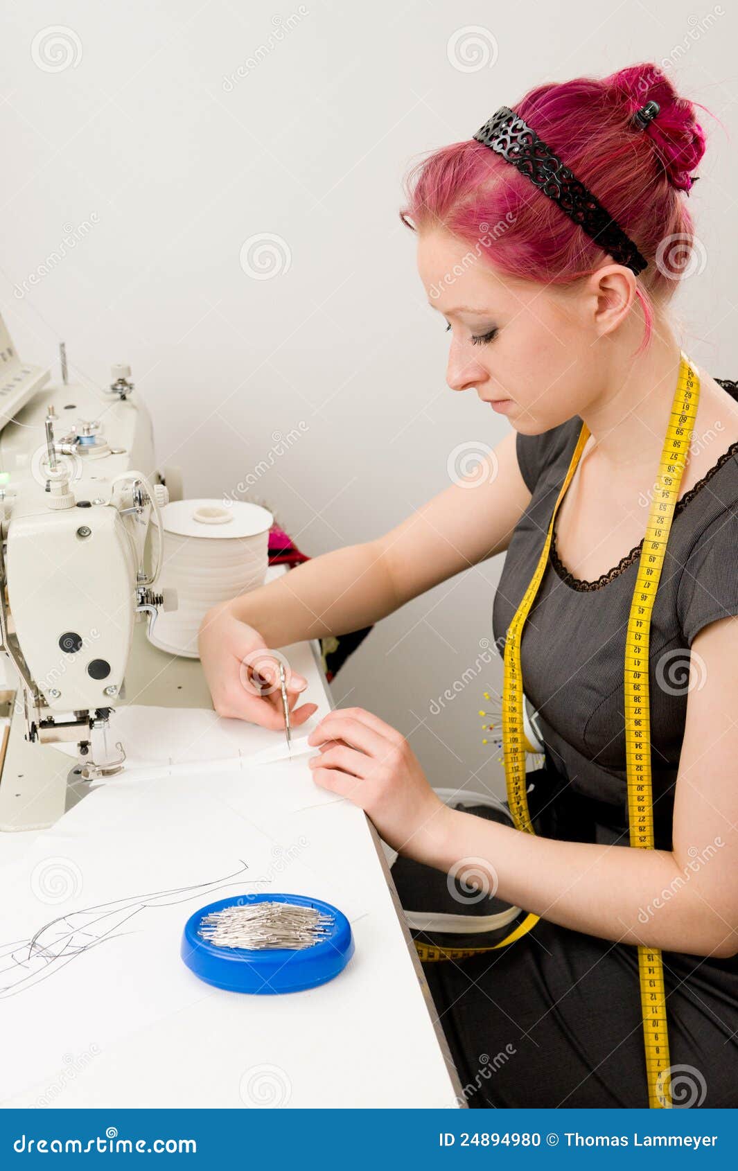 Modista foto de archivo. Imagen de funcionamiento, aguja - 24894980