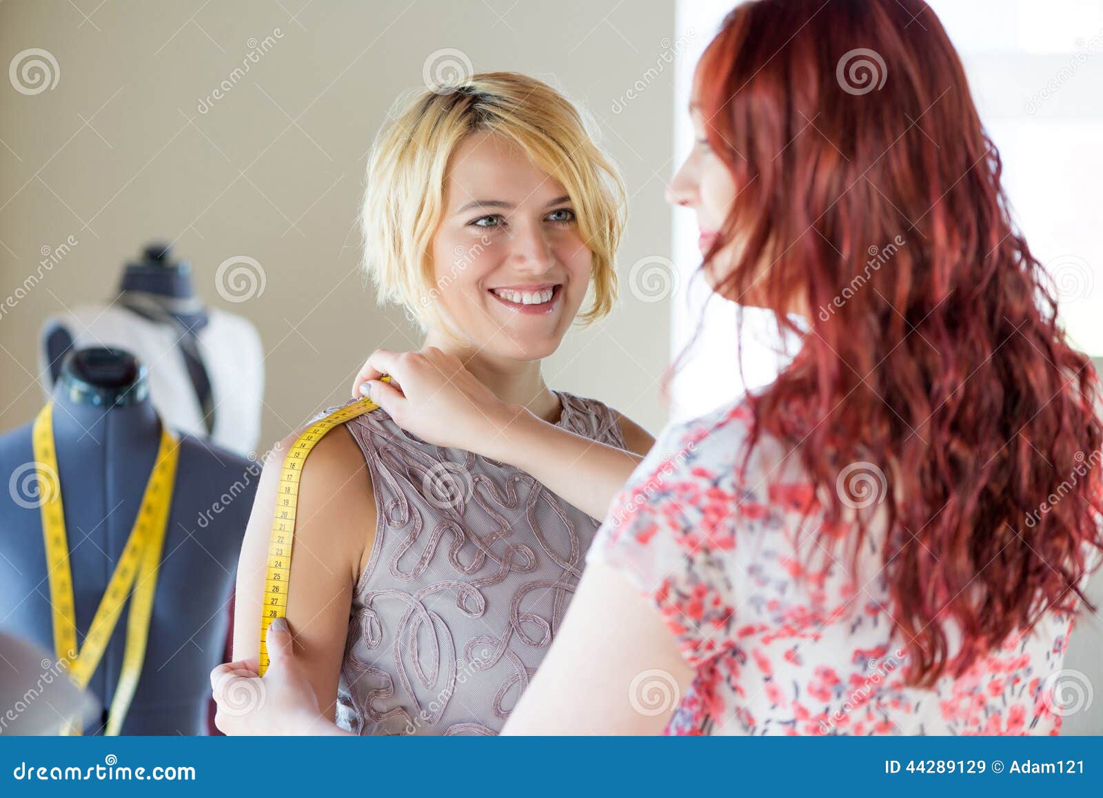 Modista en el trabajo imagen de archivo. Imagen de handmade - 44289129