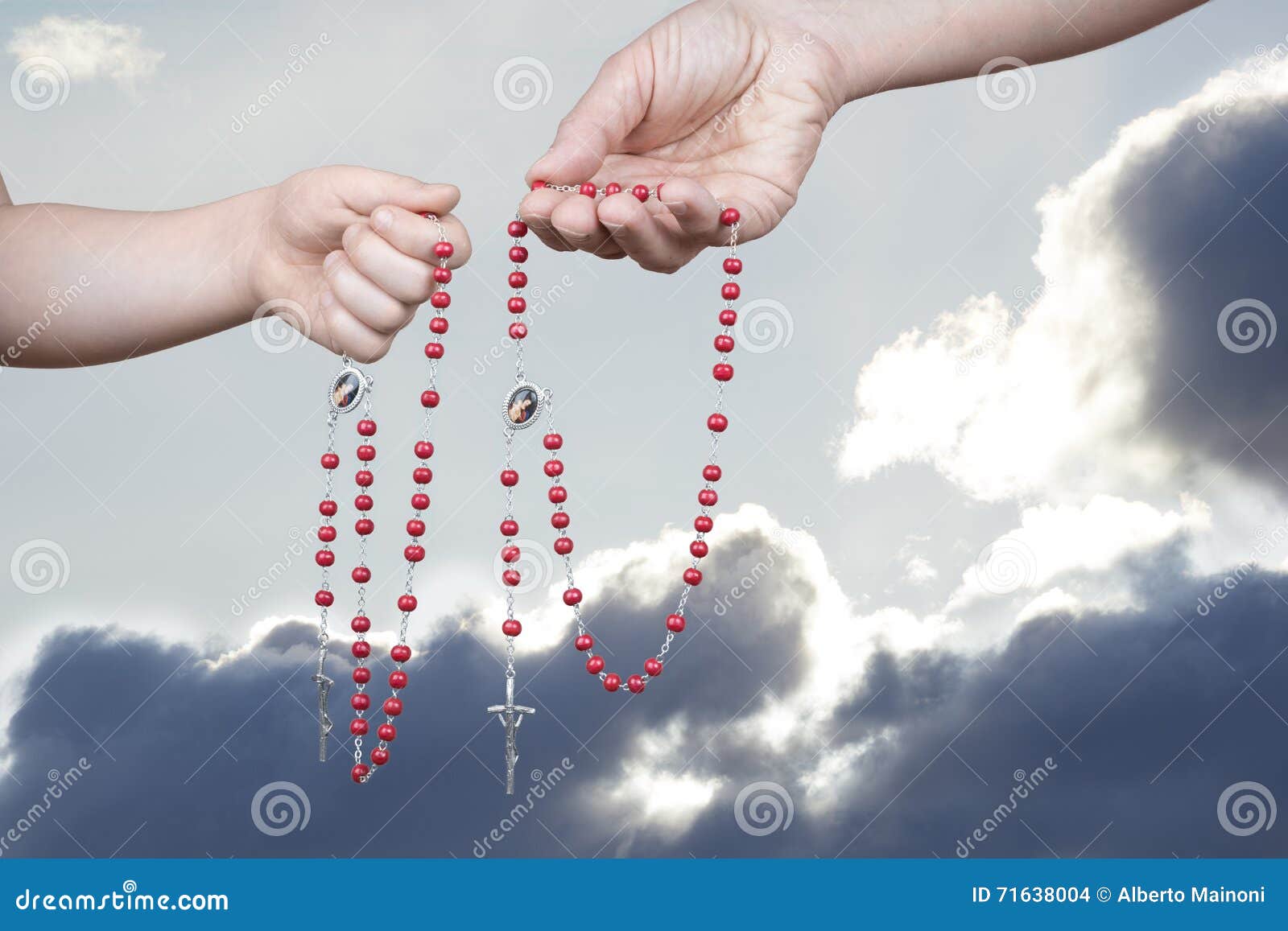Modlenie różaniec zdjęcie stock. Obraz złożonej z pray - 71638004
