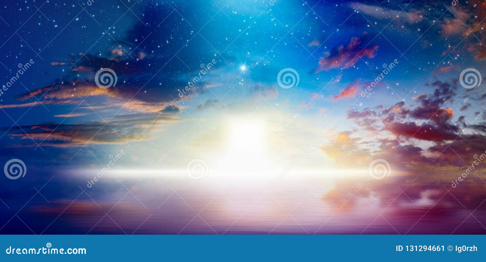 Modo a Cielo, Luce Intensa Dalla Porta Di Cielo Immagine Stock ...