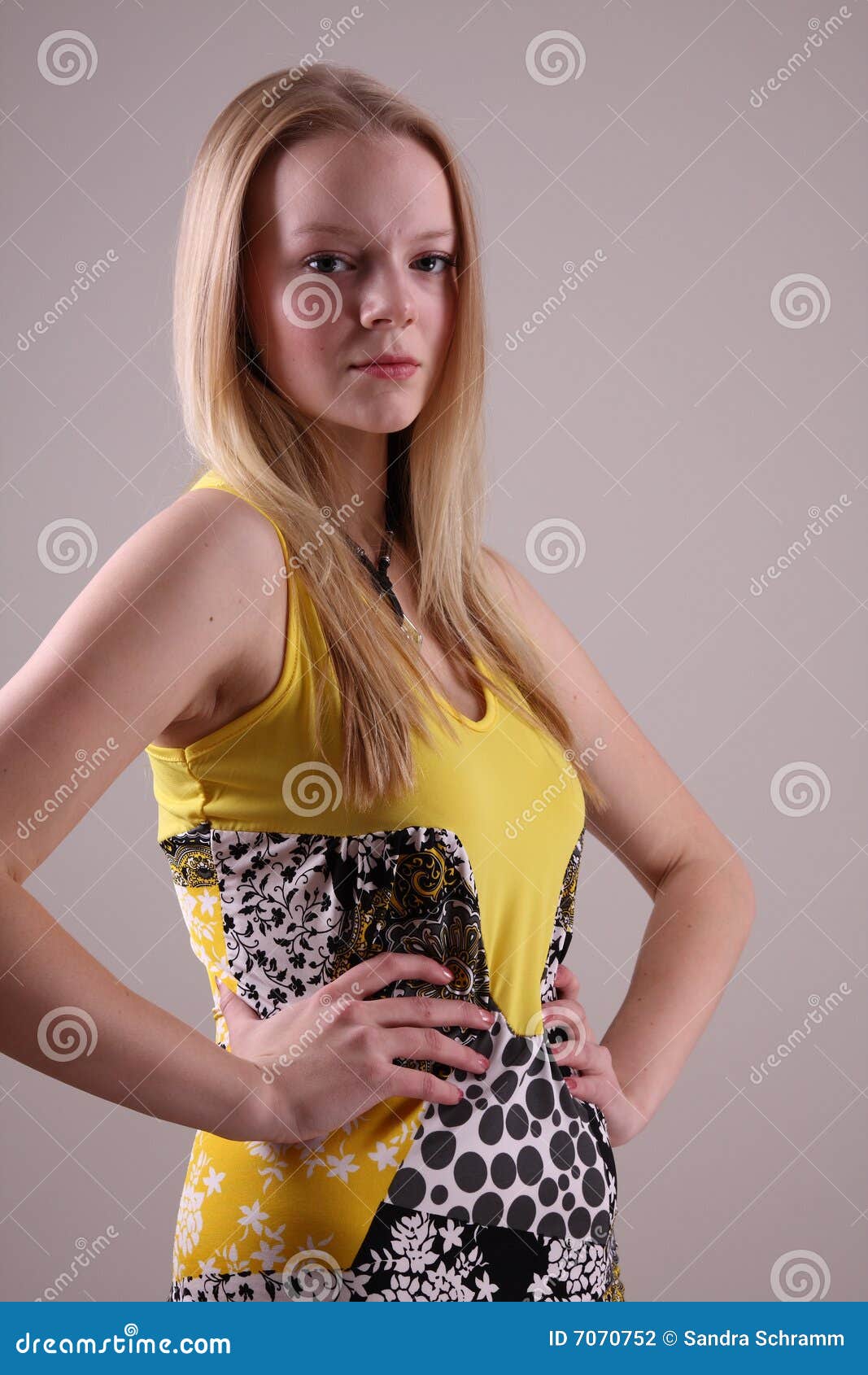 Mody modela studio zdjęcie stock. Obraz złożonej z elegancki - 7070752