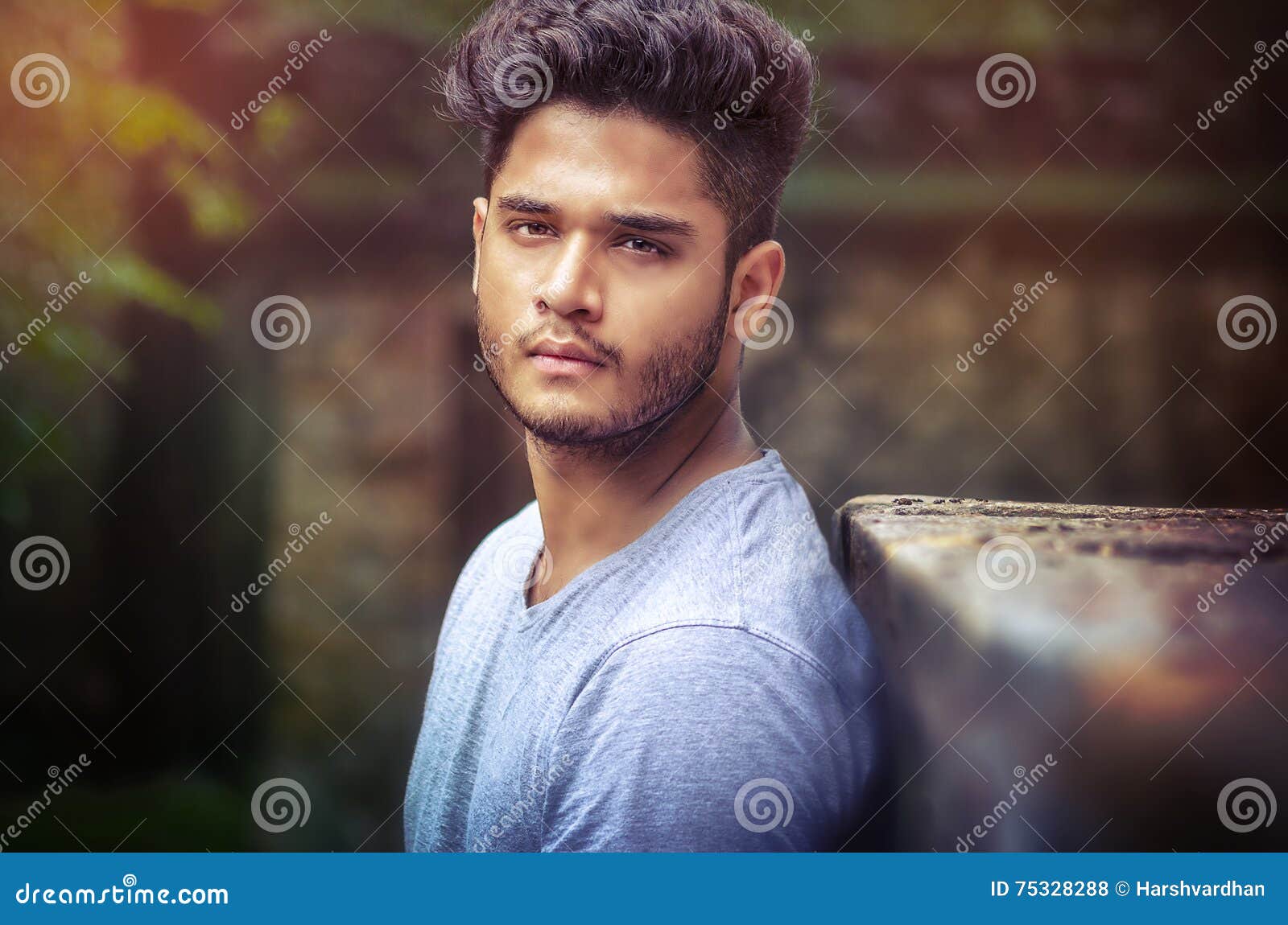 Mody Samiec Modela Portret Plenerowy Zdjęcie Stock - Obraz złożonej z ...