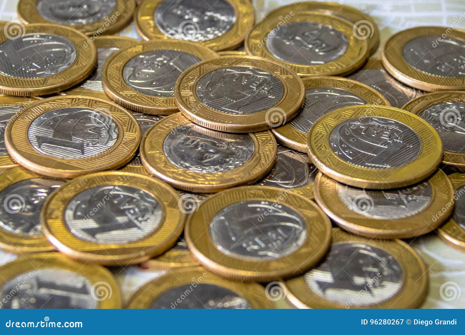 Moeda Brasileira - Moedas Uma Reais Imagem de Stock - Imagem de compras ...