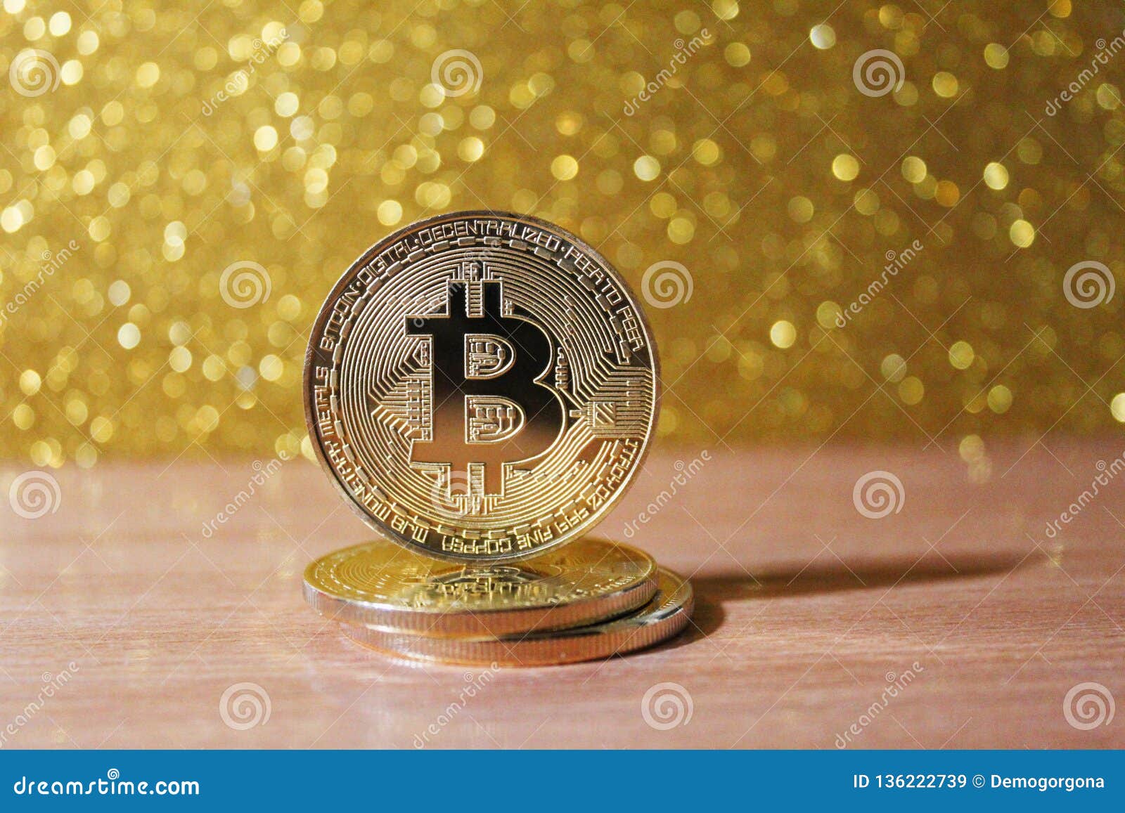 Moeda De Bitcoin Em Um Fundo Do Ouro Cryptocurrency Imagem de Stock ...