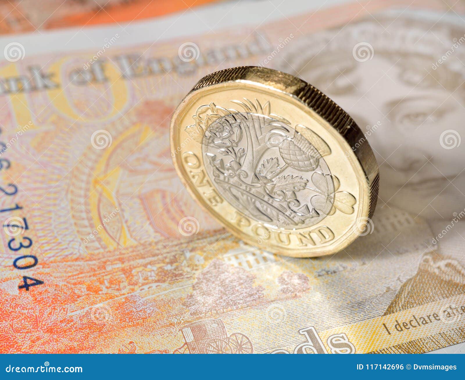 Moeda De Libra Nova Em Uma Nota De Dez Libras Foto Editorial - Imagem ...