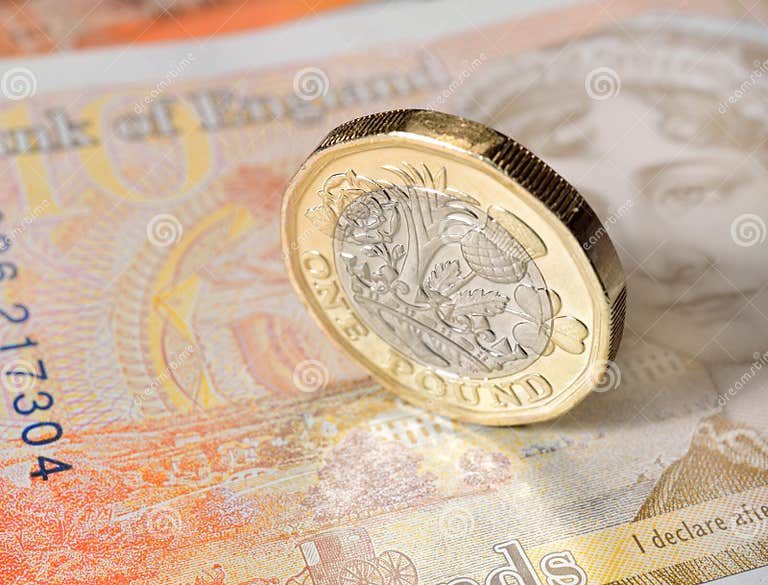 Moeda De Libra Nova Em Uma Nota De Dez Libras Foto Editorial - Imagem ...