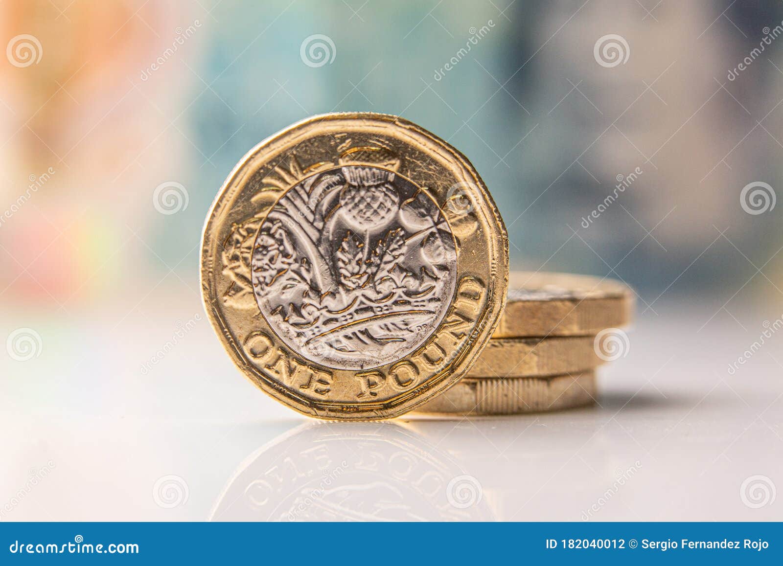 Moeda De Uma Libra E Fatura De 10 Libras Foto de Stock - Imagem de ...