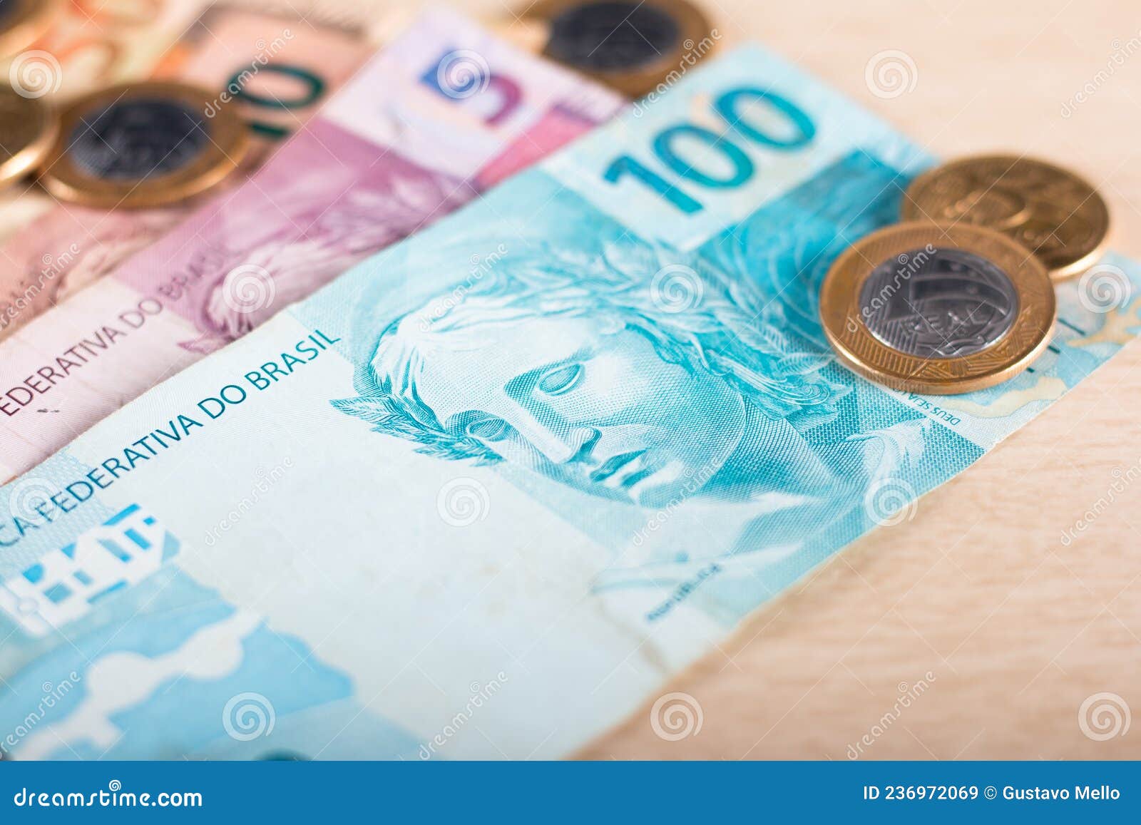 Moeda Real Do Brasil. Notas Reais Com Moeda Brasileira Imagem de Stock ...