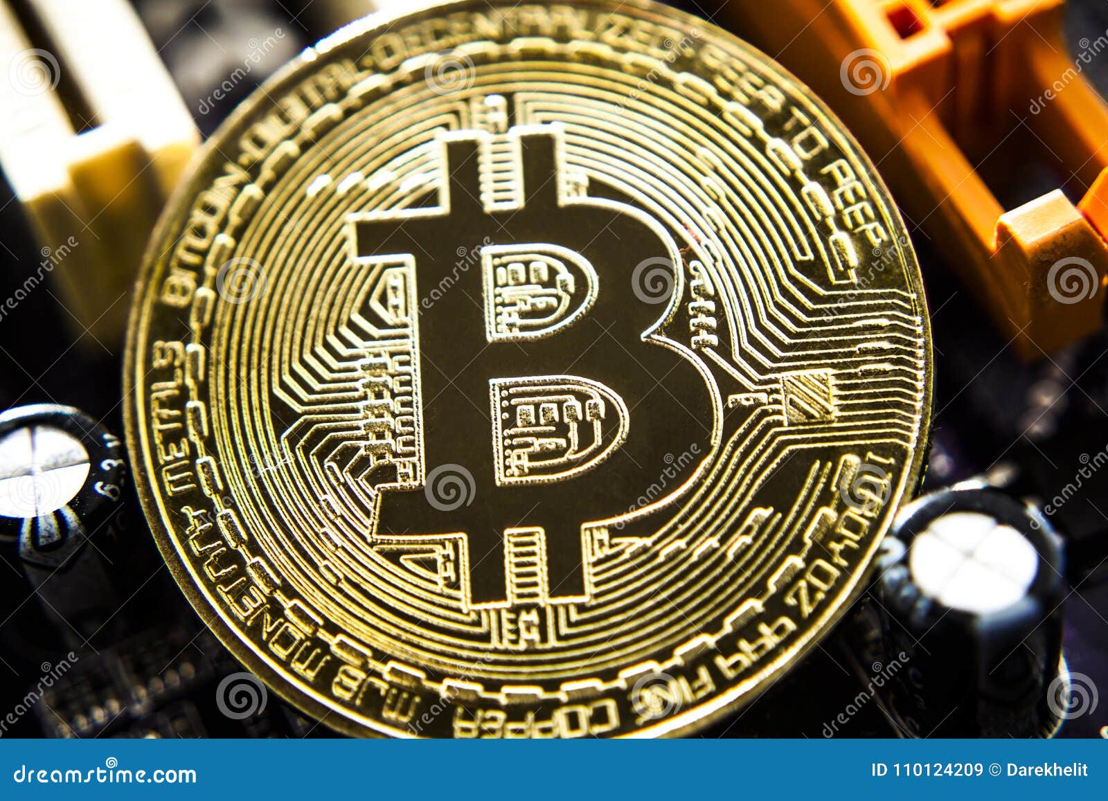 Moeda Virtual Dourada De Bitcoin Em Um Fundo Da Placa De Circuito ... Moeda Virtual Dourada De Bitcoin Em Um Fundo Da Placa De Circuito ...