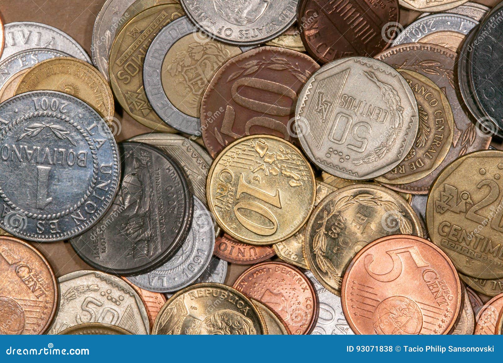 Moedas coloridas do mundo foto de stock. Imagem de metal - 93071838