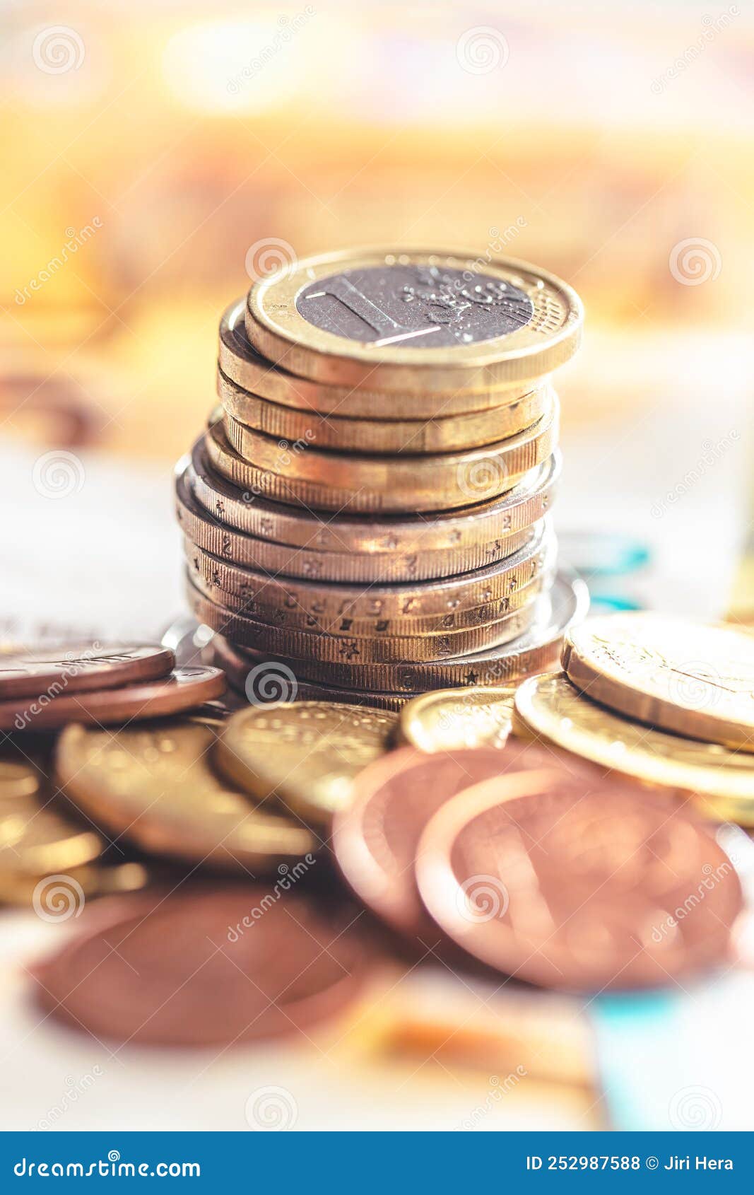 Moedas De Euro Em Papel Notas De Euro Foto de Stock - Imagem de ...