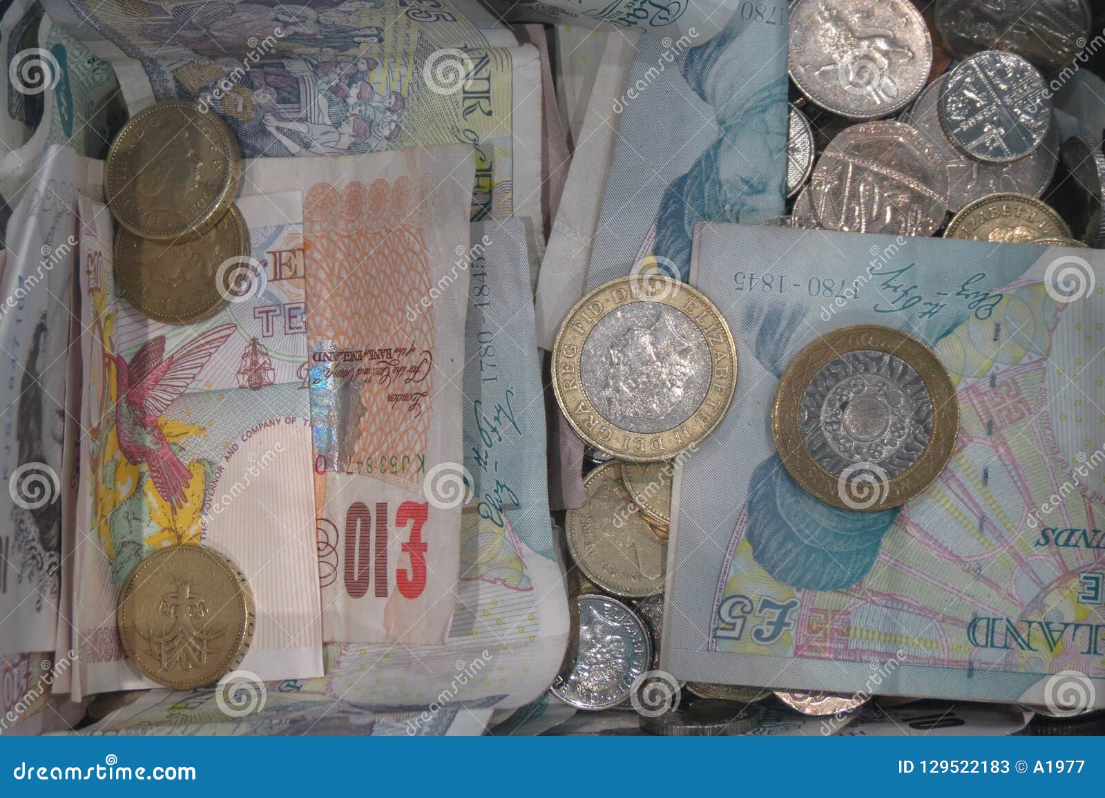 Moedas e notas de libra foto de stock editorial. Imagem de banco ...