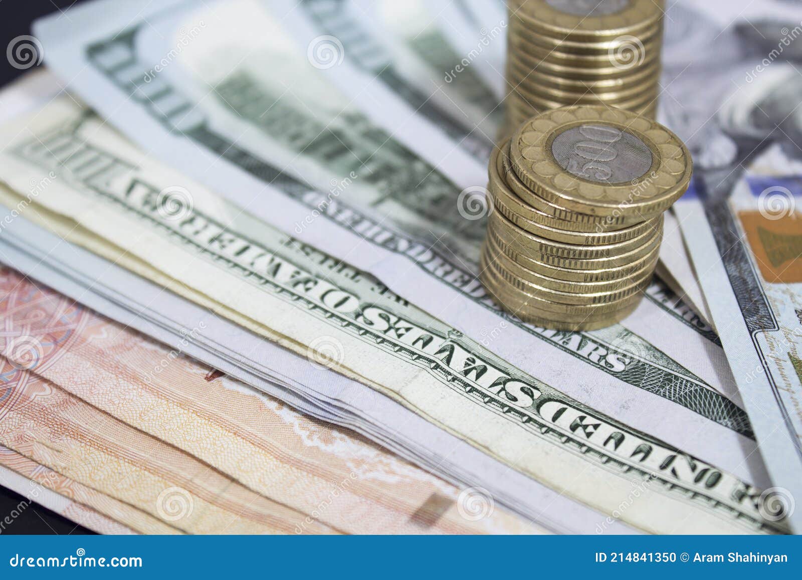 Moedas em papel foto de stock. Imagem de economia, moeda - 214841350