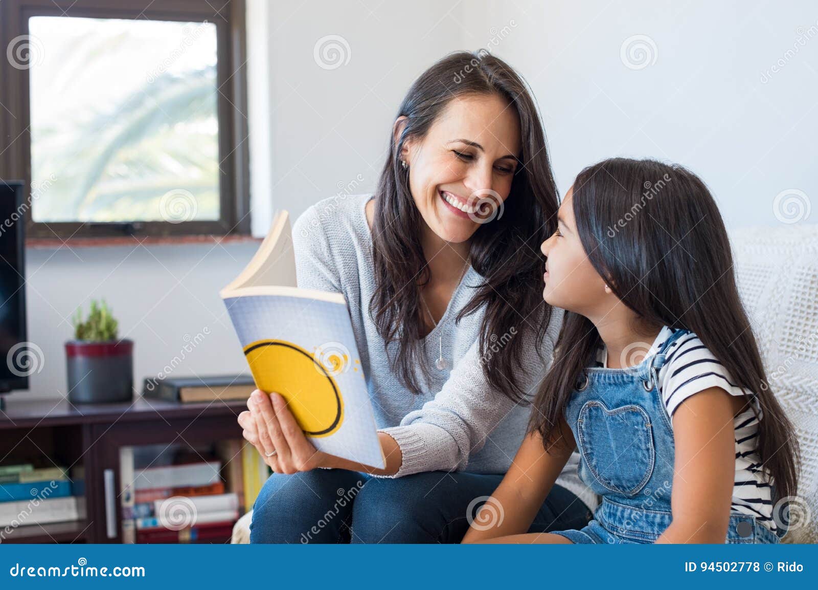 Moeder die aan kind leest stock foto. Image of gelukkig - 94502778