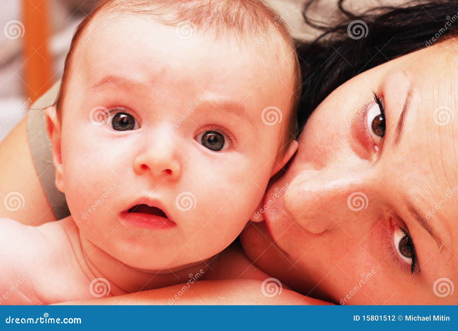 Moeder en baby stock foto. Image of liefde, liefhebben - 15801512