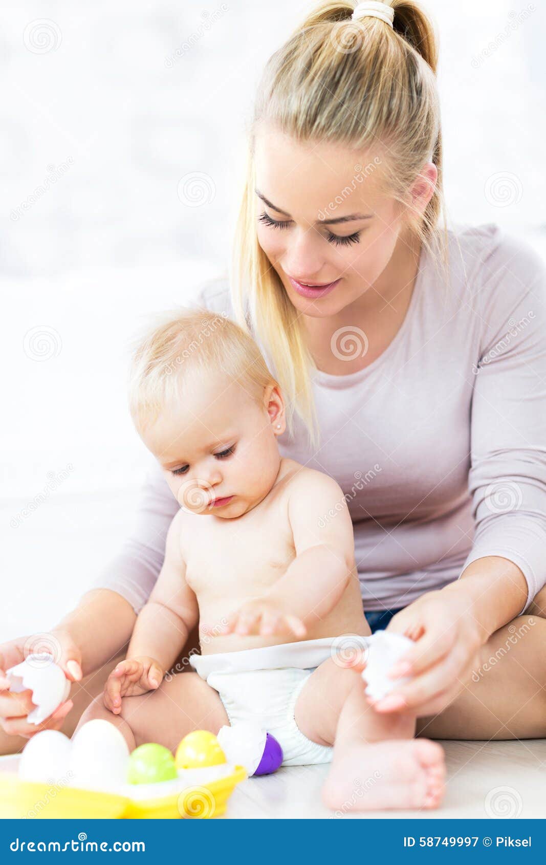 Moeder en Baby stock afbeelding. Image of leven, leuk - 58749997