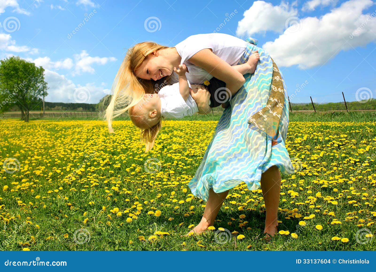 Moeder En Baby Die Buiten Dansen Stock Foto - Image of gras, moeder ...