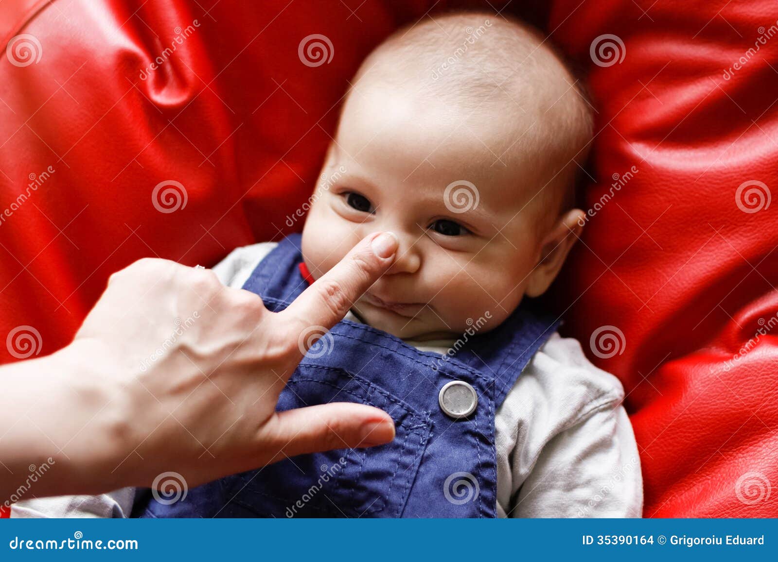 Moeder En Baby Met Vinger Op Neus Stock Foto - Image of gezicht, neus ...