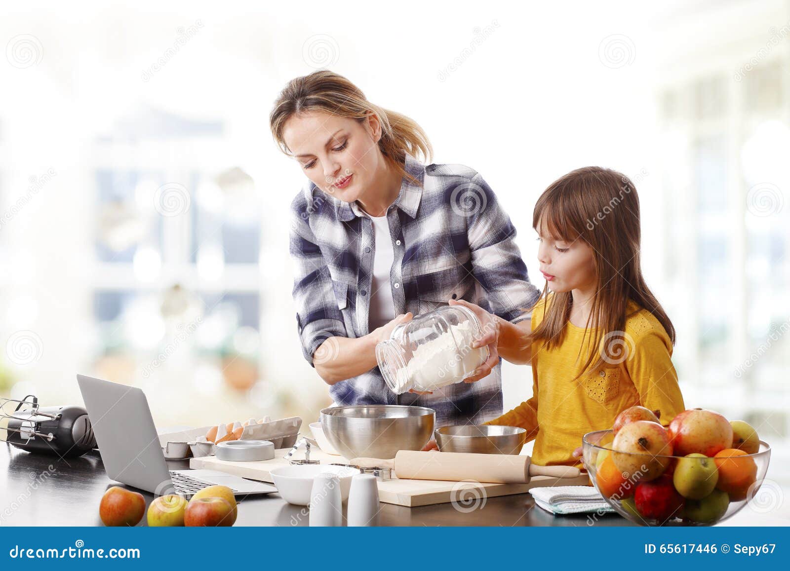 Moeder En Daugther Baksel Samen Stock Foto - Image of leuk, keuken ...