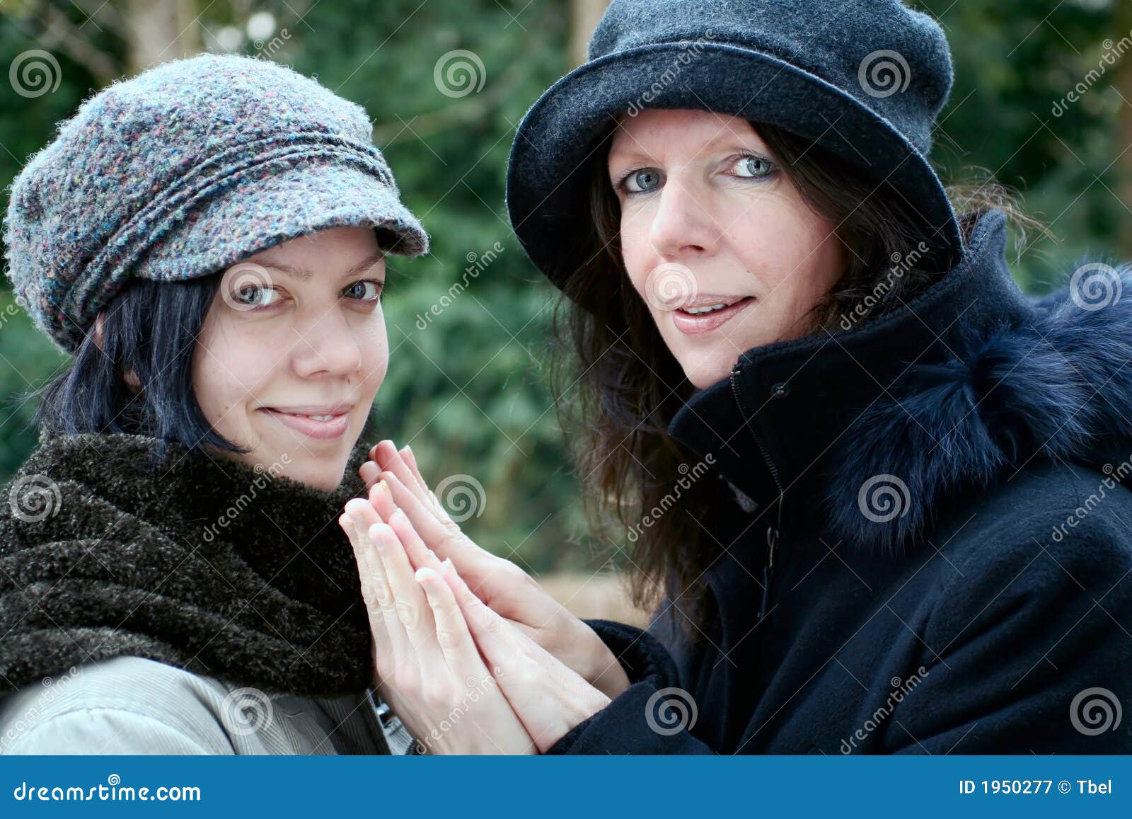 Moeder En Dochter Die Handen Geven Stock Afbeelding - Image of sluit ...