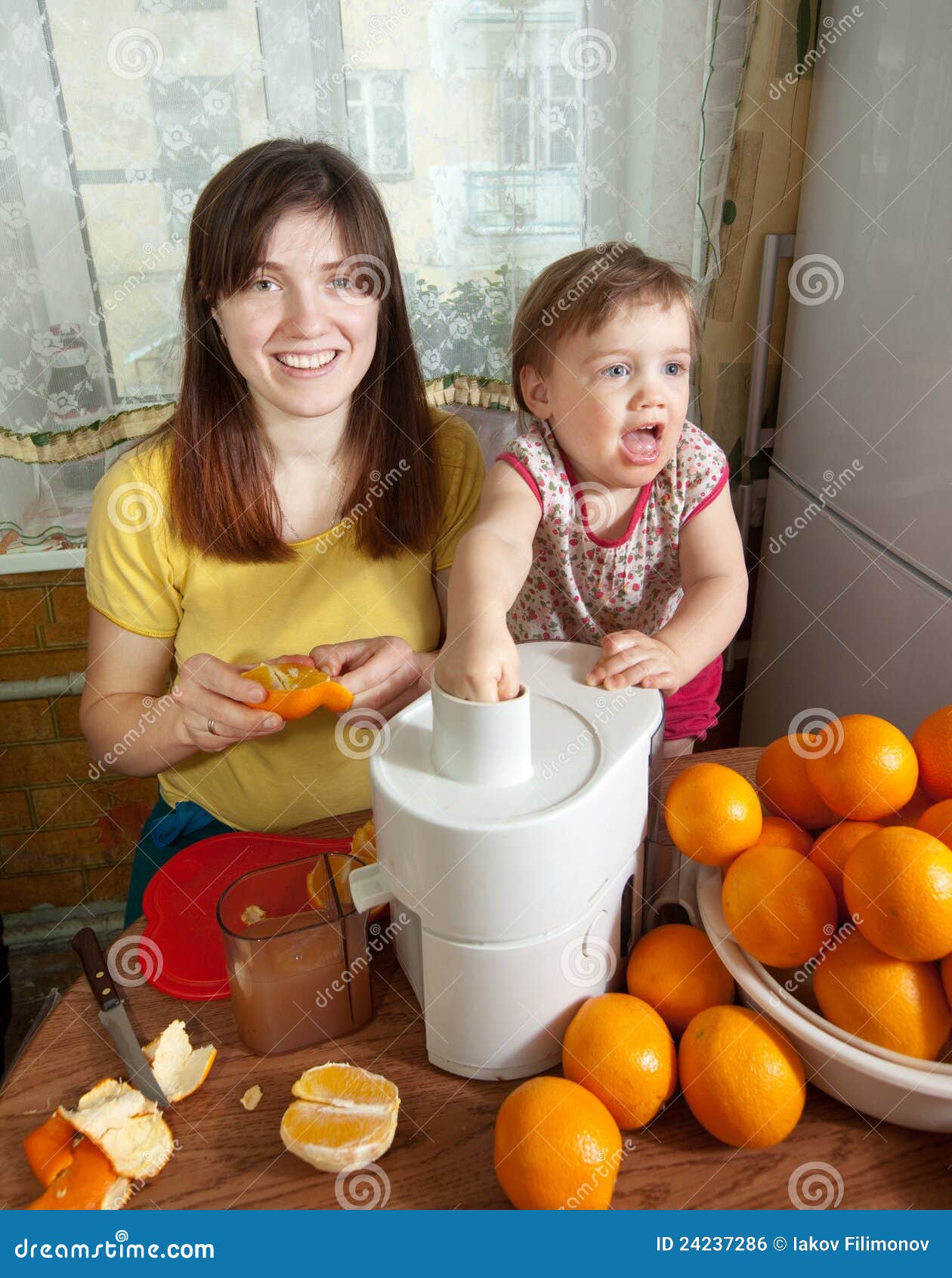 Moeder En Dochter Die Jus D'orange Maken Stock Foto - Image of ...