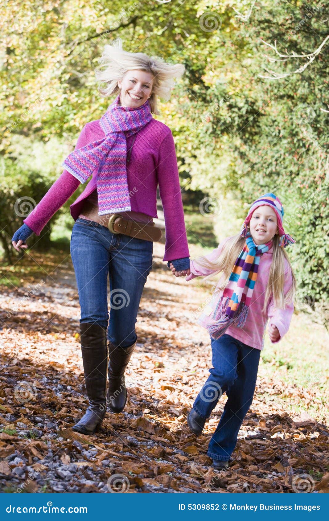 Moeder En Dochter Die Langs Weg Lopen Stock Foto - Image of moeder ...