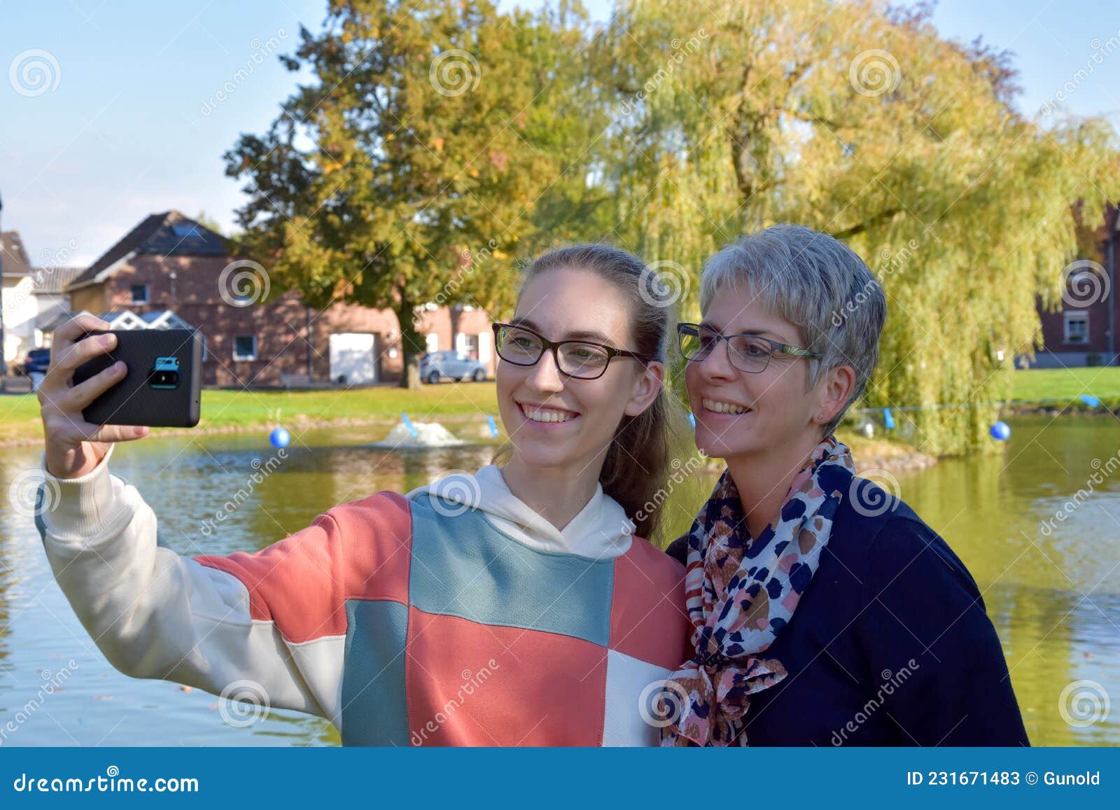 Moeder En Dochter Die Selfie Maken Stock Afbeelding Image Of Wijfje