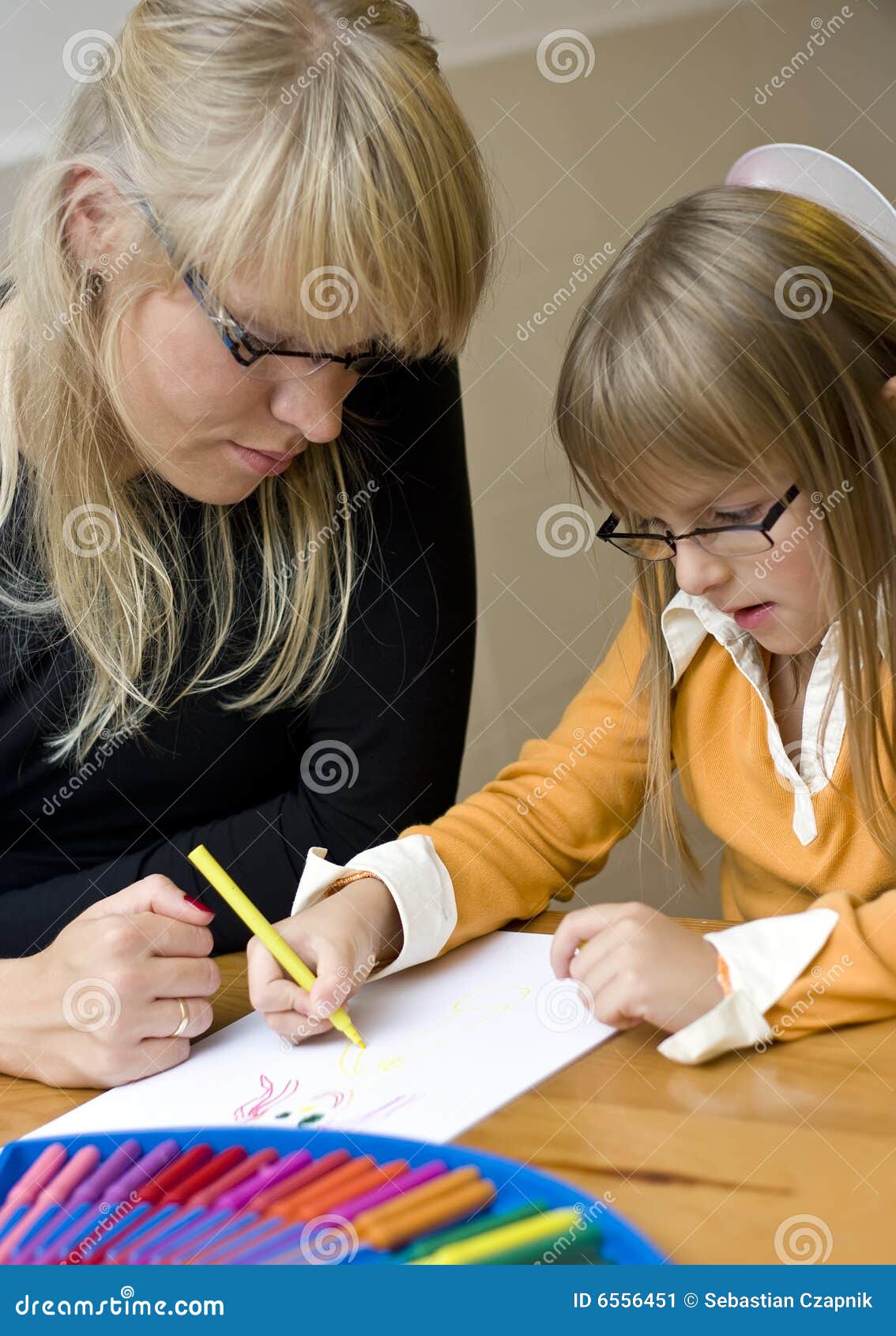 Moeder En Dochter Die Zich Samentrekken Stock Afbeelding - Image of ... Moeder En Dochter Die Zich Samentrekken Stock Afbeelding - Image of ...