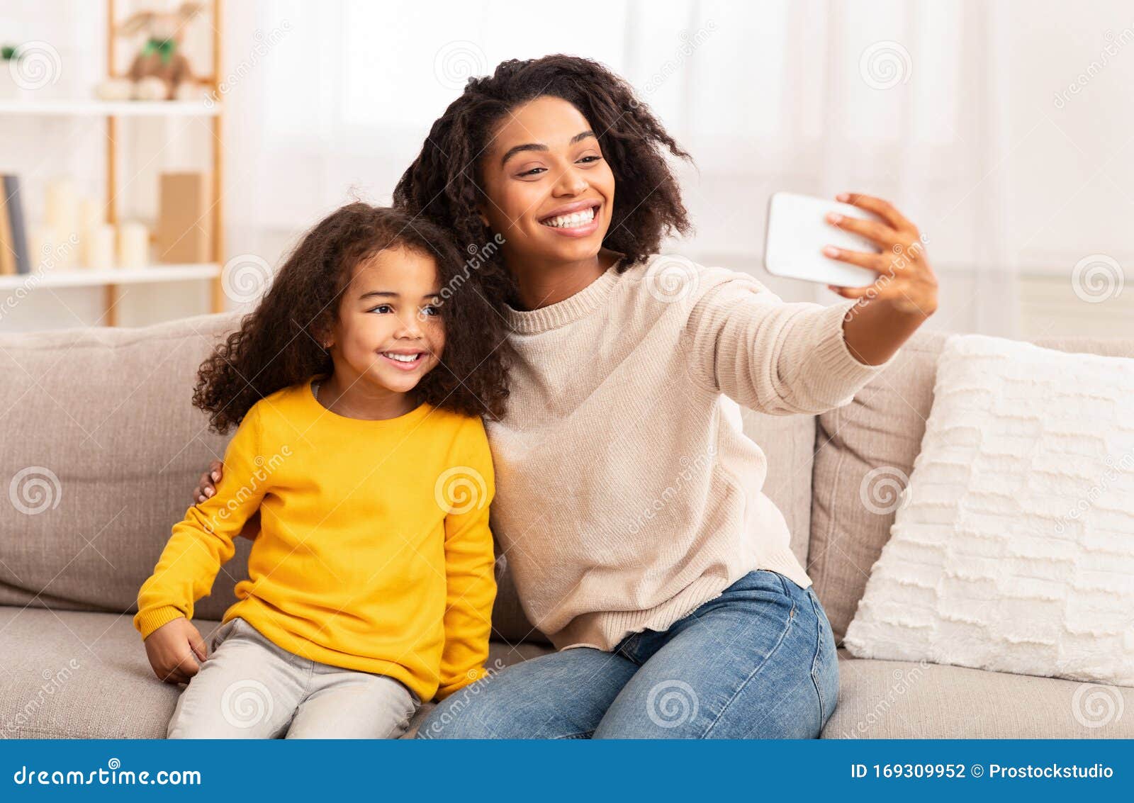 Moeder En Dochter Maken Selfie Op De Bank Thuis Stock Foto Image Of