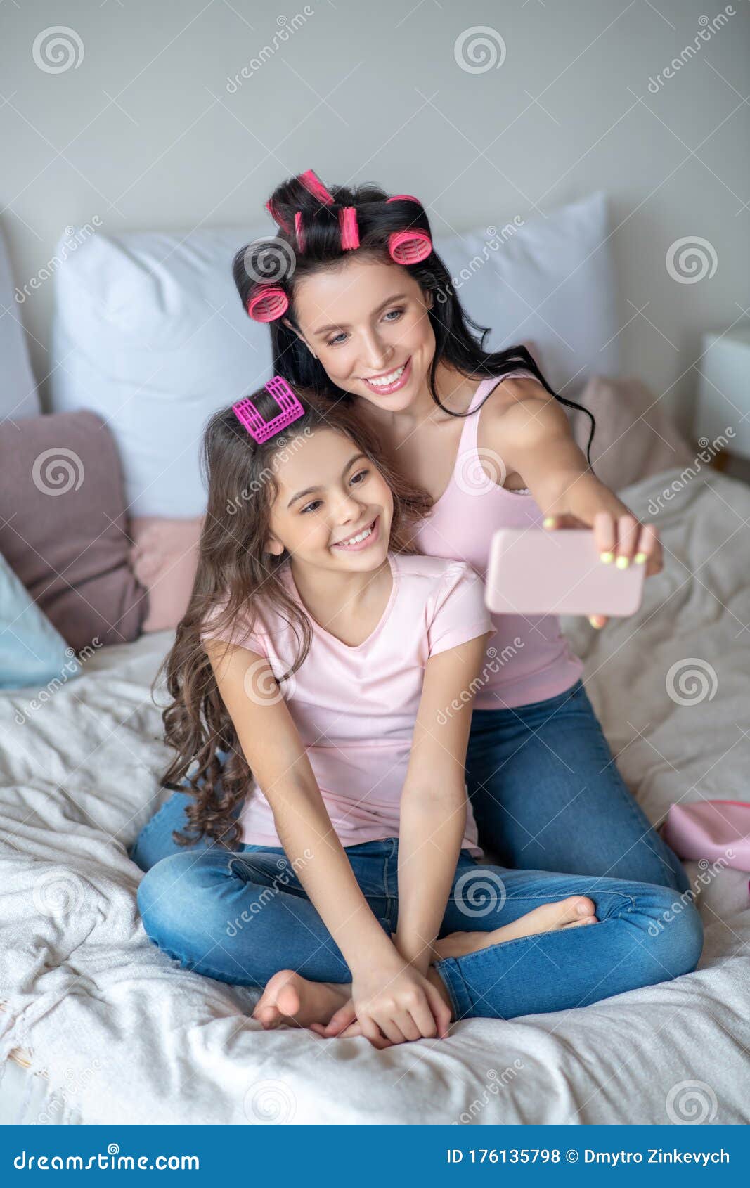 Moeder En Dochter Met Haarkrullers Die Selfie Maken Stock Foto Image