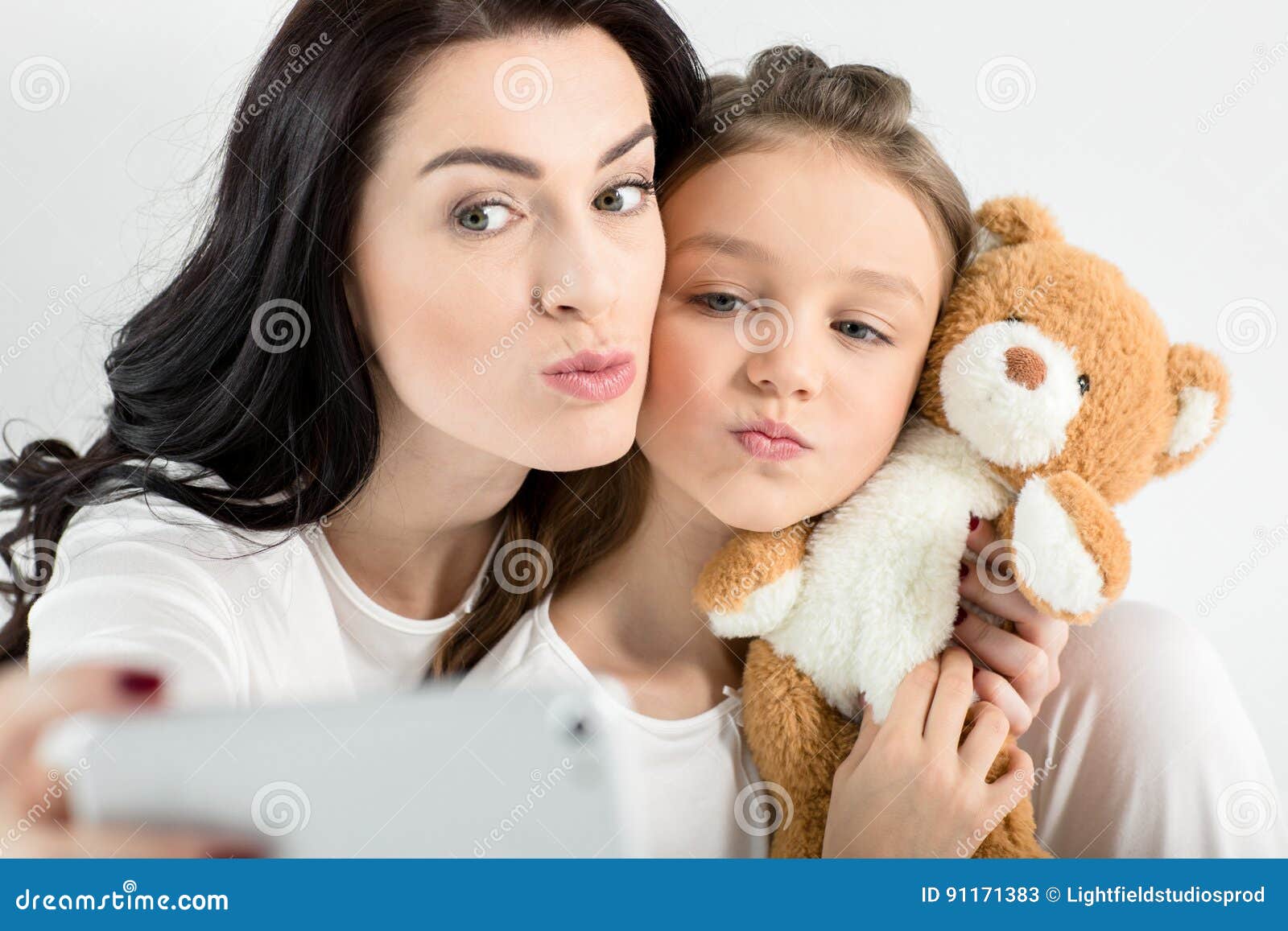 Moeder En Dochter Met Teddybeer Die Selfie Met Smartphone Nemen Stock