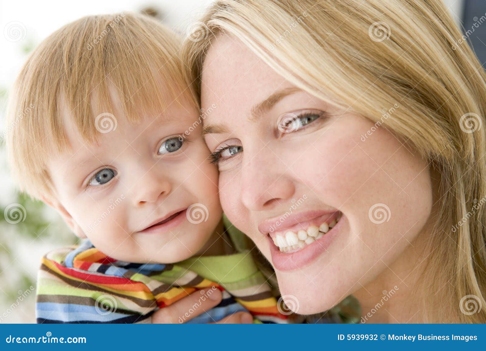 Moeder En Jonge Jongen Binnen Stock Foto - Image of kaukasisch, pret ...