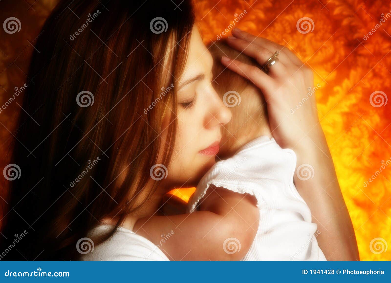 Moeder en Kind stock foto. Image of schot, omhelzing, hoofd - 1941428