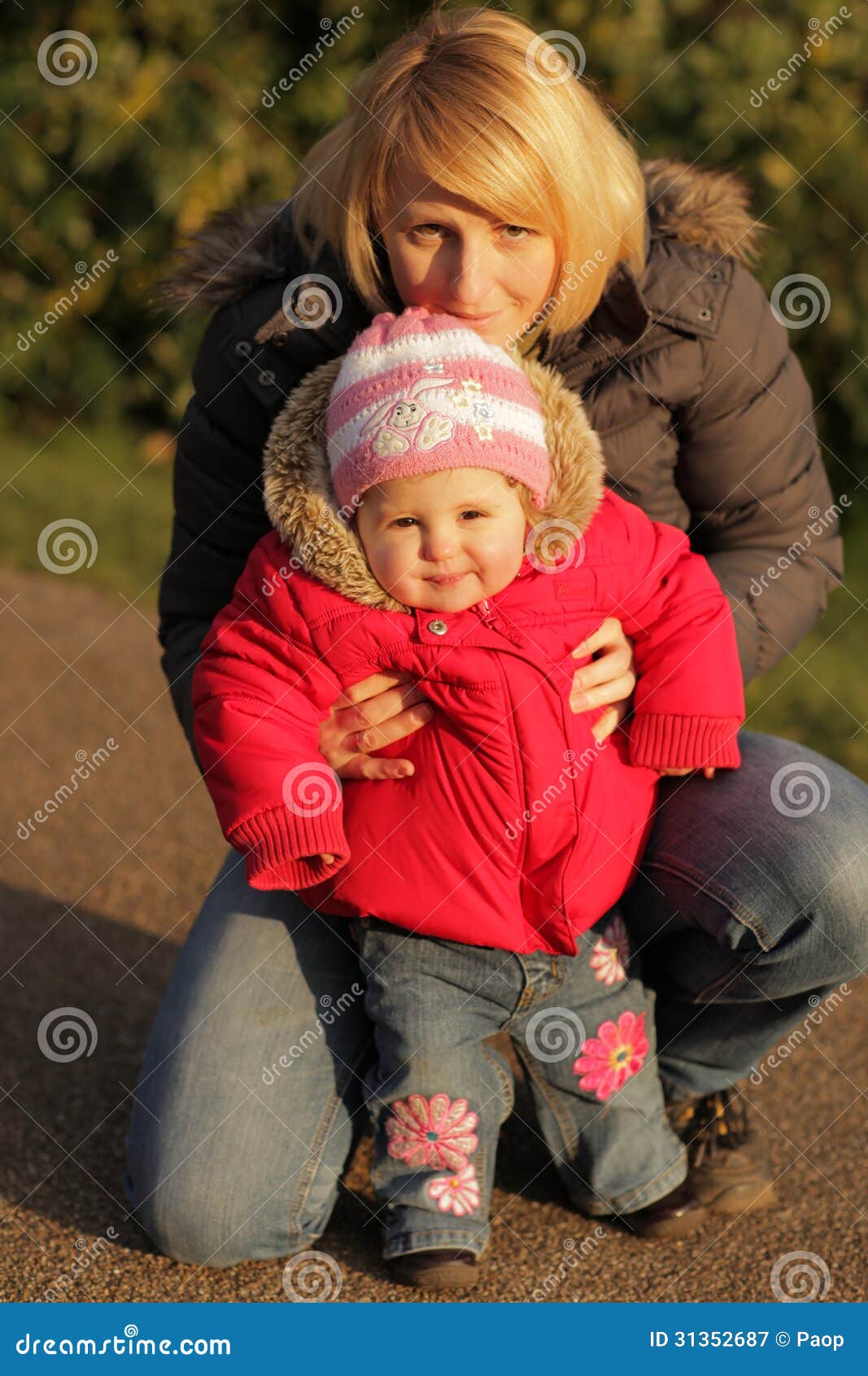 Moeder en kind stock afbeelding. Image of zuigeling, emotie - 31352687