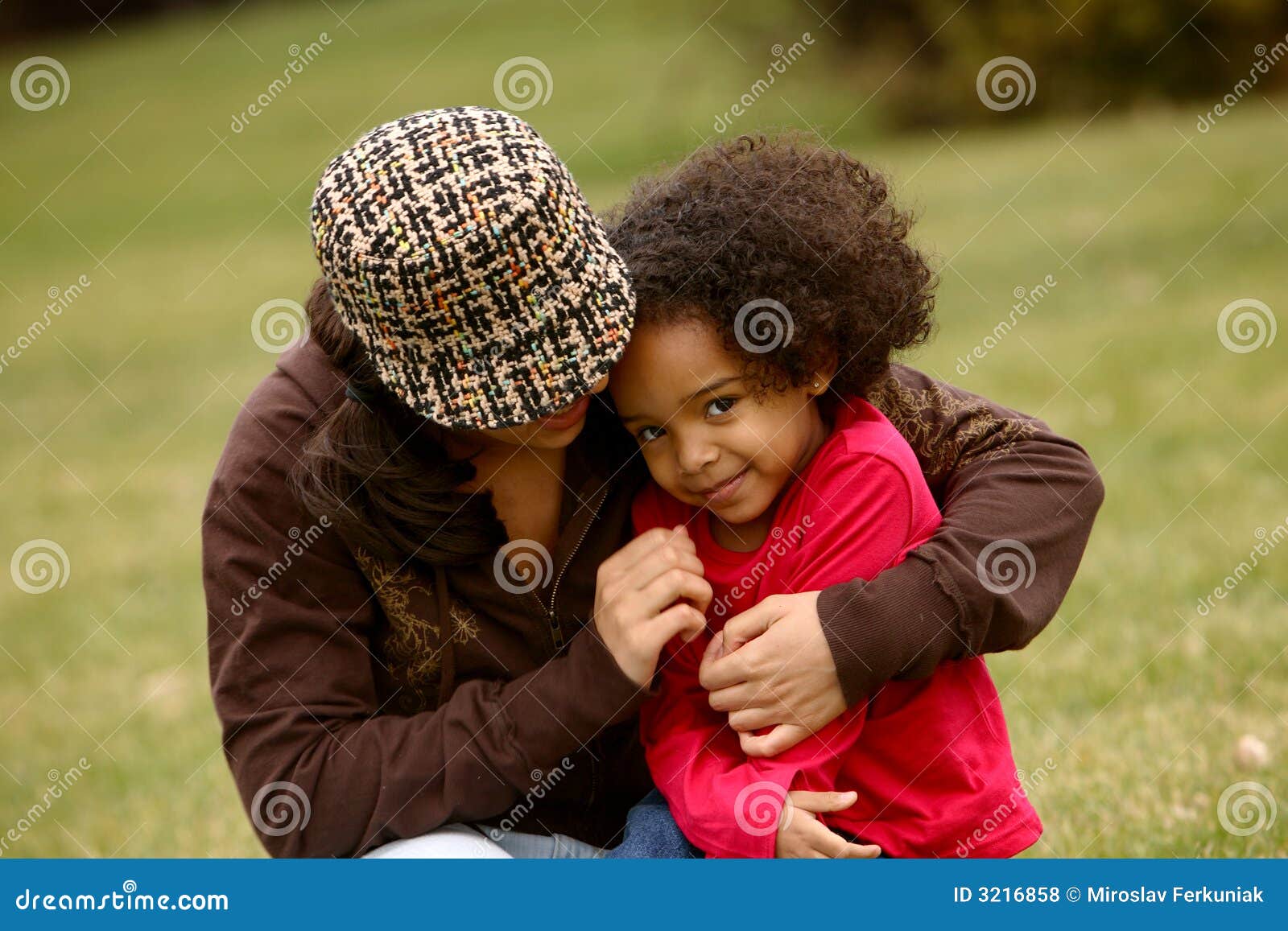 Moeder en Kind stock foto. Image of wijfjes, vreugde, daling - 3216858