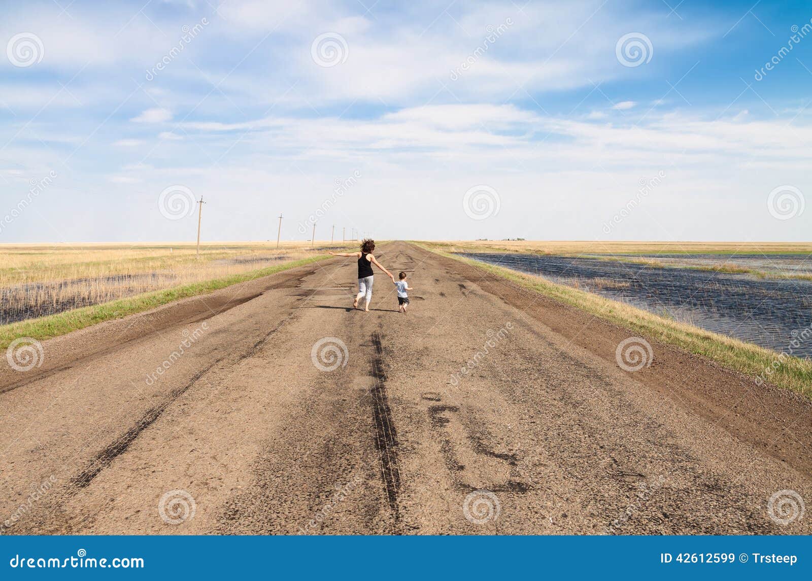 Moeder En Kind Die Op Lege Weg Lopen Stock Afbeelding - Image of leven ...