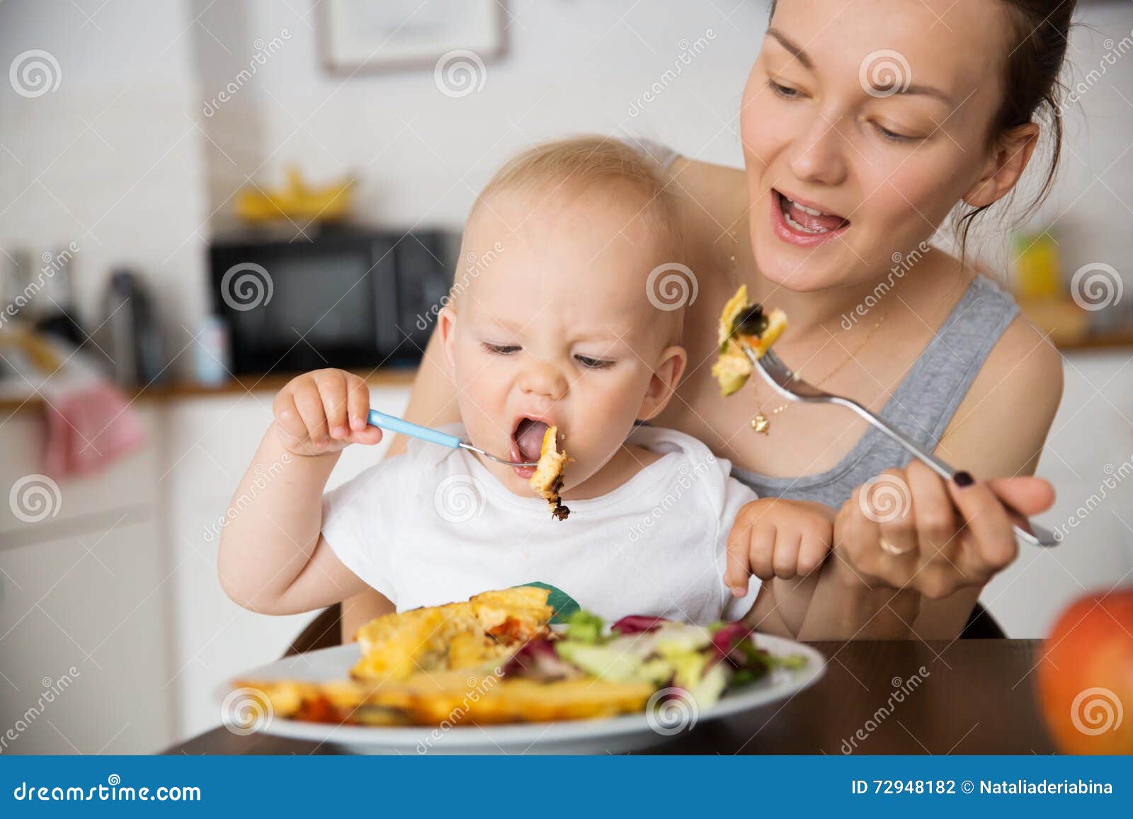 Moeder En Kind Die Samen Eten Stock Foto - Image of vrucht, slapend ...