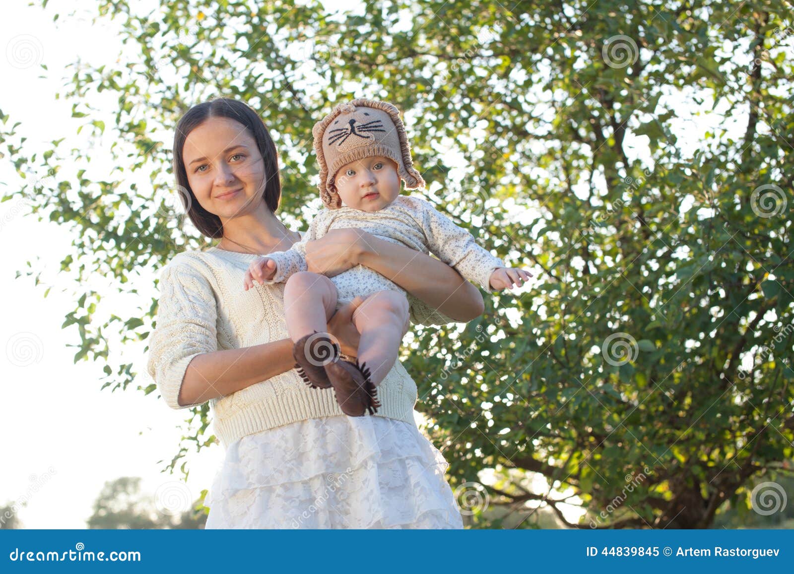 Moeder en kind in tuin stock afbeelding. Image of vreugde - 44839845