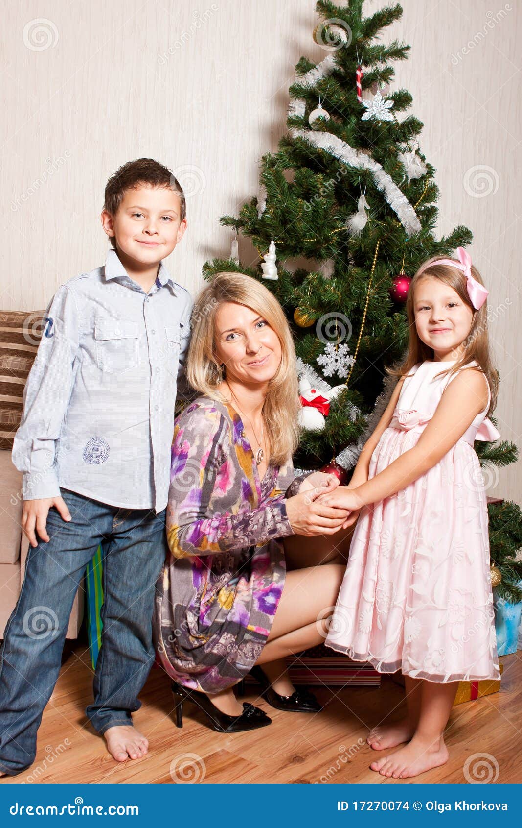 Moeder En Kinderen Dichtbij Een Spar Stock Foto - Image of aanbiddelijk ...