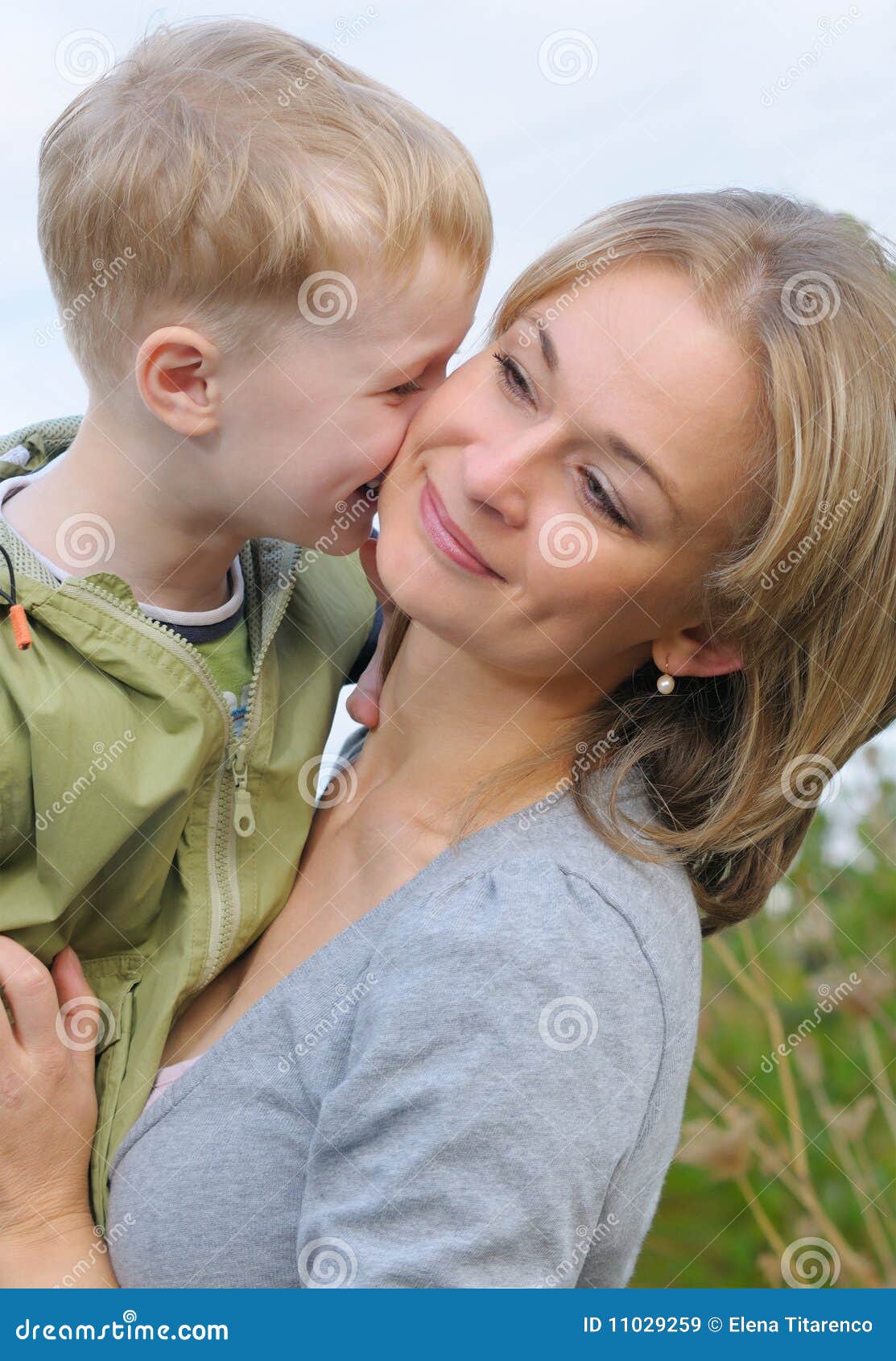 Moeder en zoon stock afbeelding. Image of buiten, liefde - 11029259