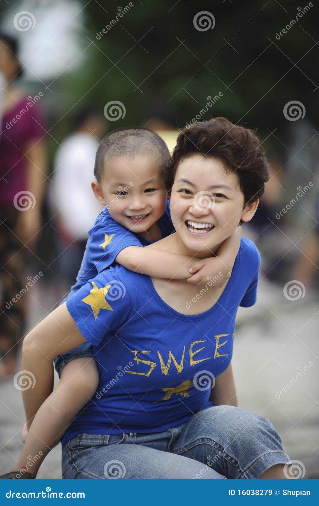 Moeder en zoon stock afbeelding. Image of vrolijk, meisje - 16038279