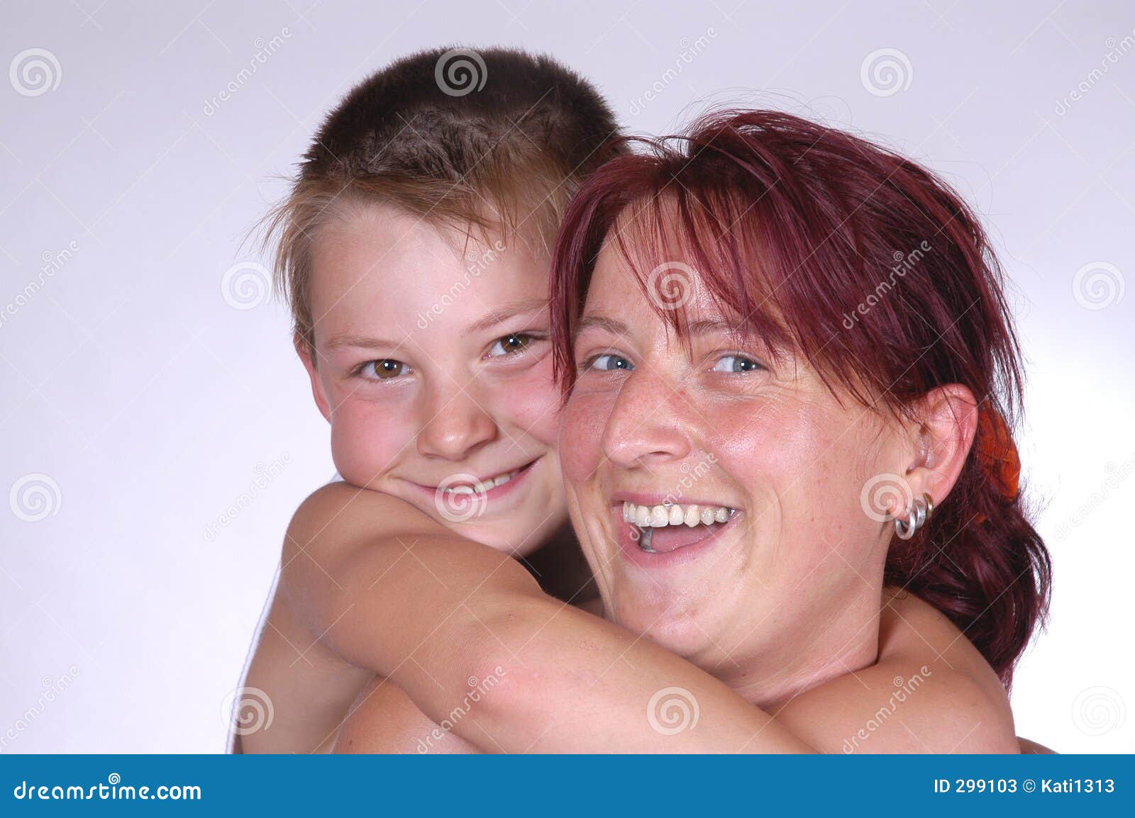 Moeder en zoon stock afbeelding. Image of grijns, jongens - 299103