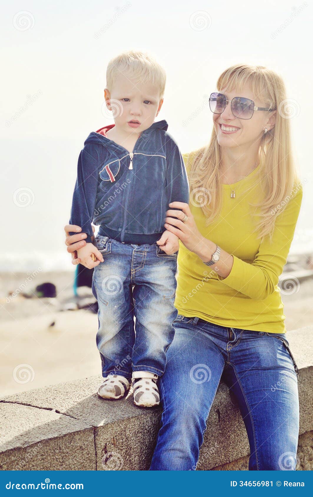 Moeder en zoon stock afbeelding. Image of ouder, vrolijk - 34656981