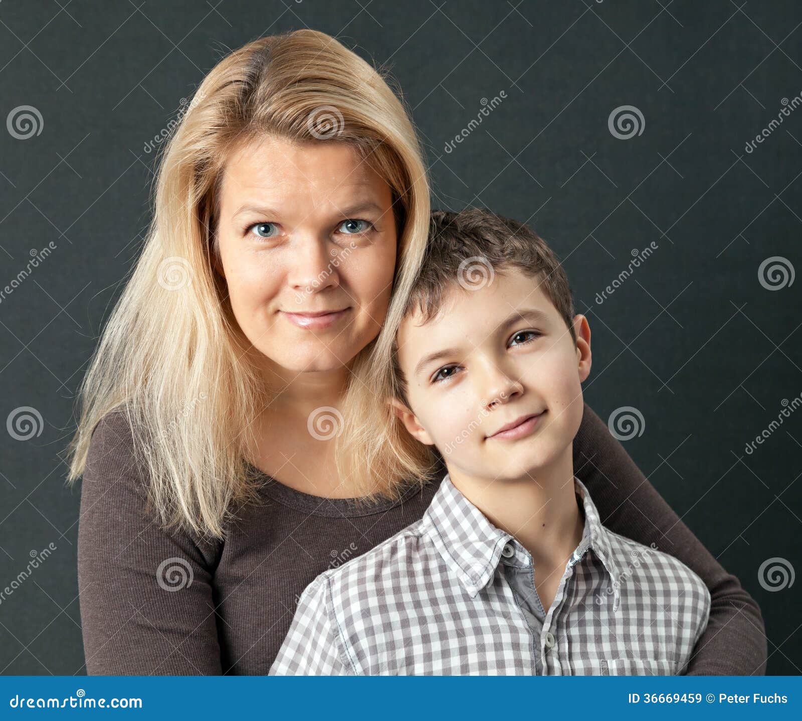 Moeder en Zoon stock afbeelding. Image of harmonie, tiener - 36669459