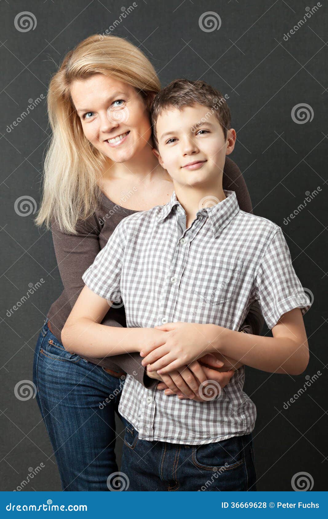 Moeder en Zoon stock foto. Image of gelukkig, zoon, skandinavisch ...